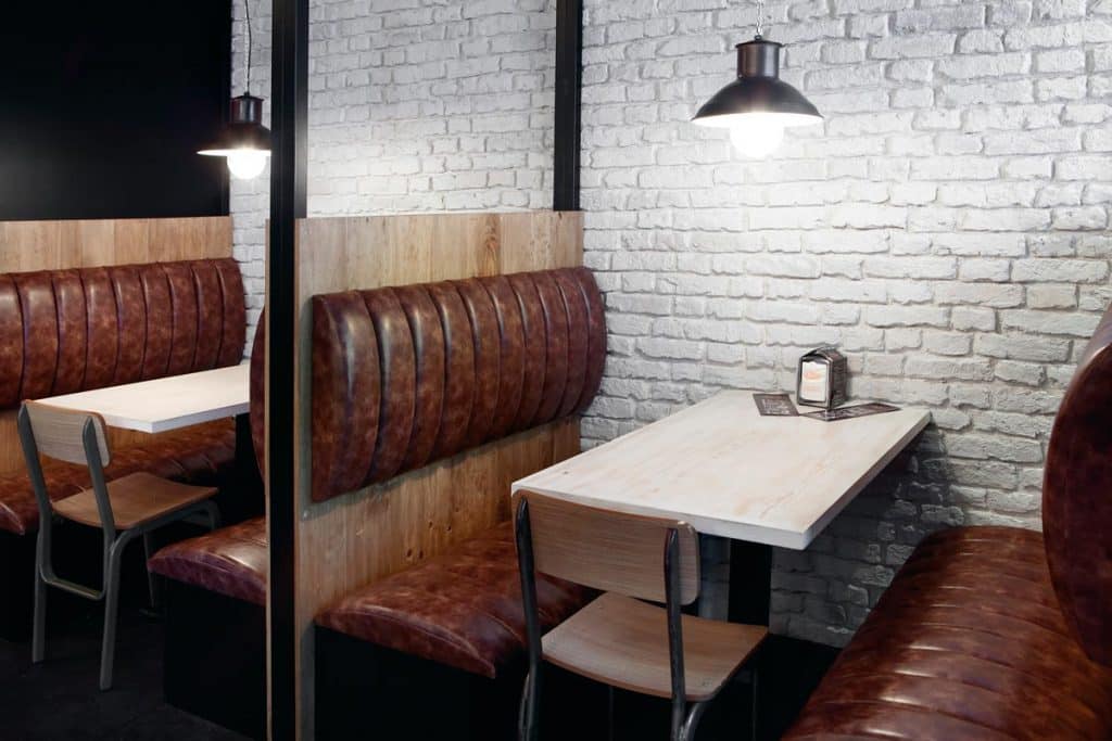 Cómo decorar las paredes de un restaurante con estilo | Panel Piedra