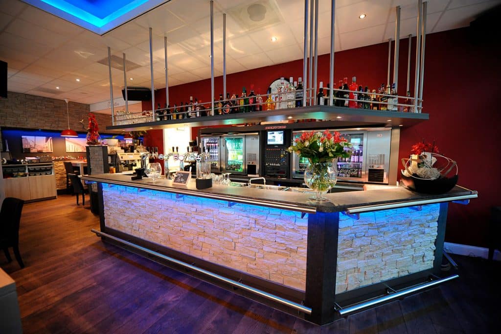 Ideas para decorar barras de bar | Panel Piedra