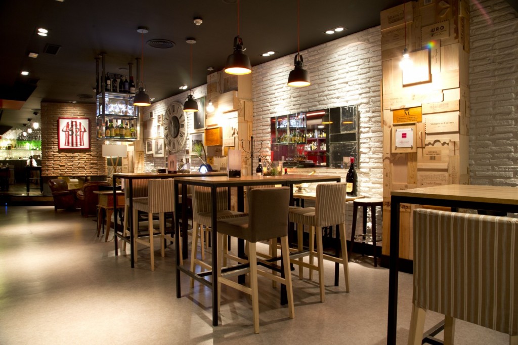 Cómo decorar las paredes de un restaurante con estilo | Panel Piedra