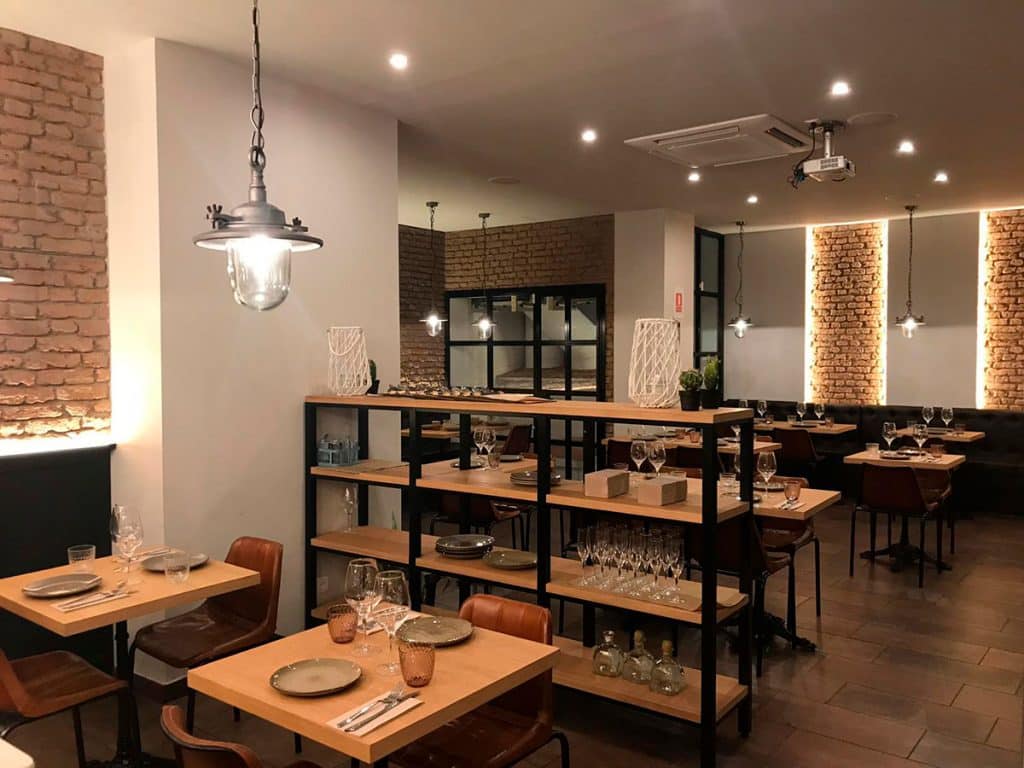 Restaurante con Paredes imitación ladrillo