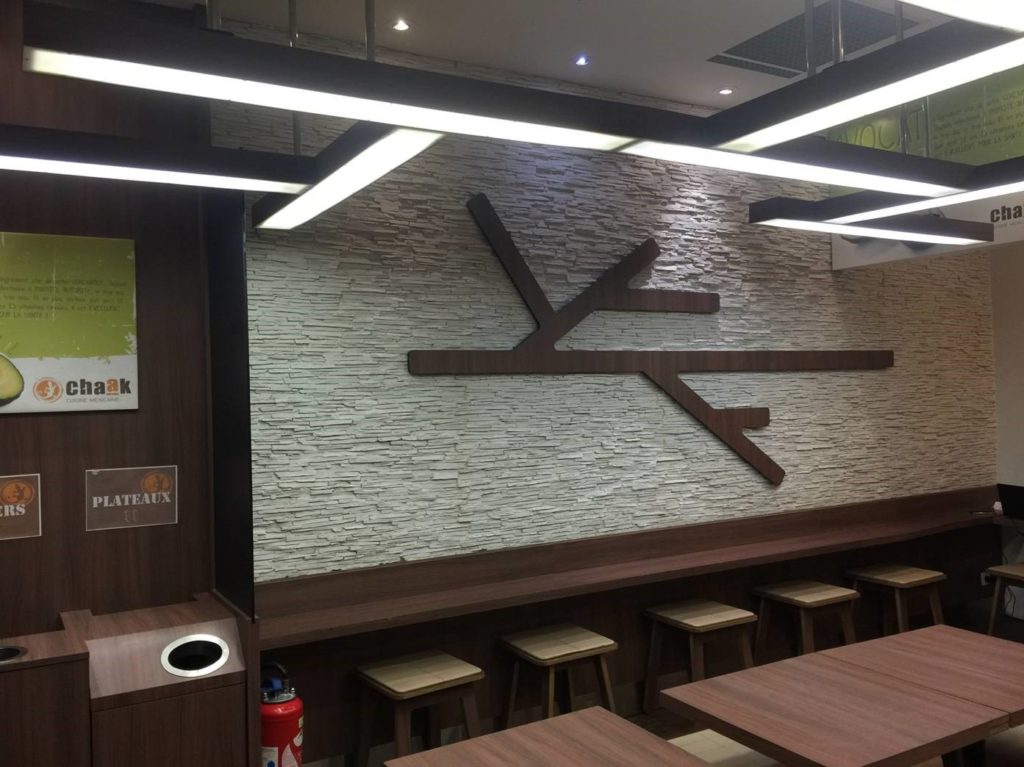 Cómo decorar las paredes de un restaurante con estilo | Panel Piedra