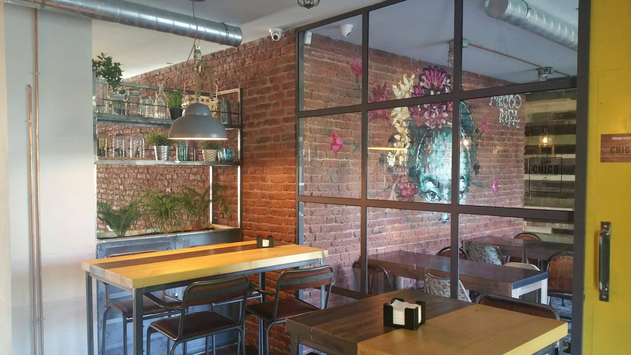 Cómo decorar las paredes de un restaurante con estilo | Panel Piedra