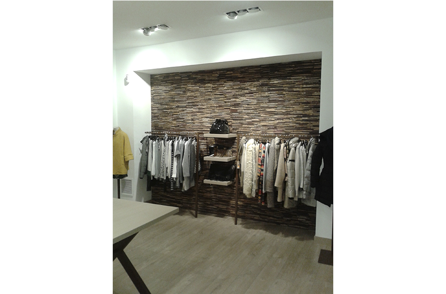 Panel de madera en una tienda de ropa I Panel Piedra®